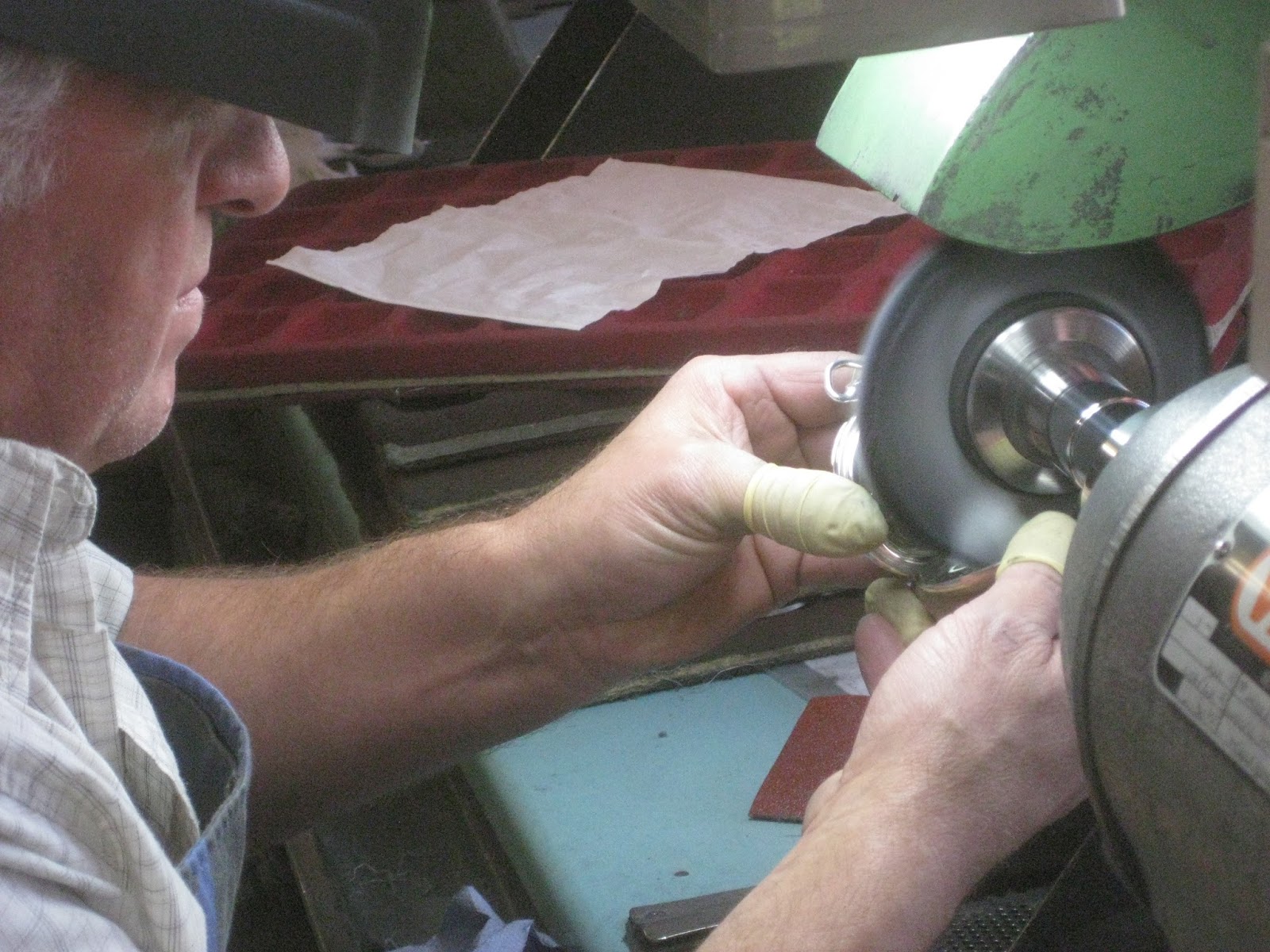 Our work: Polishing metal / polissage du métal