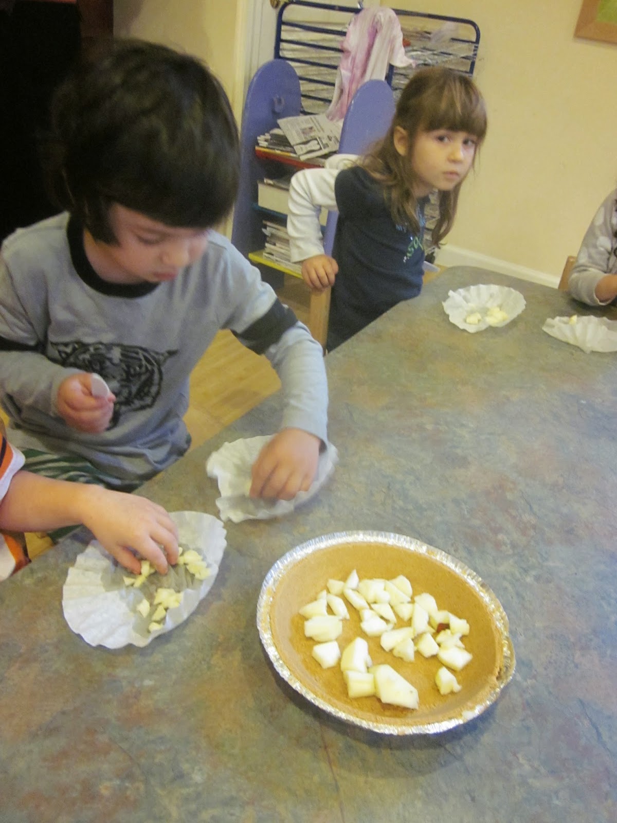 Kinder Gan Preschool Class: Making Apple Pie for our guests!