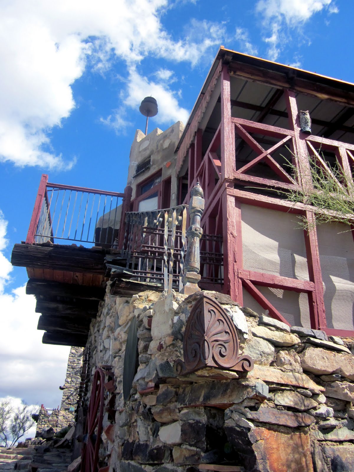 Mystery Castle: Crazy Place! And Zombies!