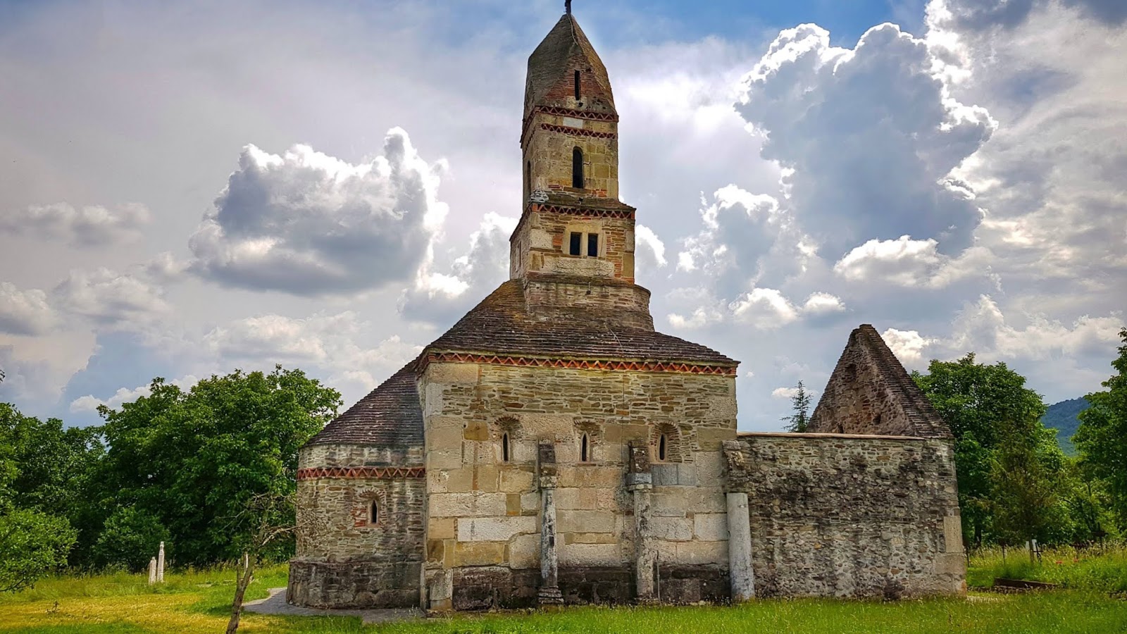 Atracții turistice în Hunedoara: Biserica medievală de piatră Sfântul ...