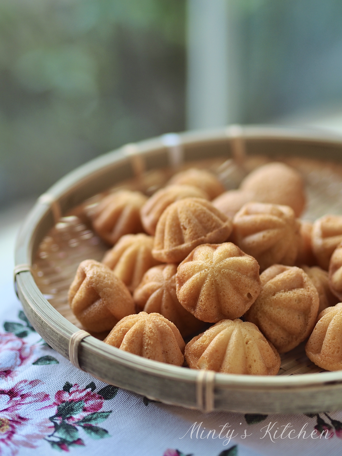 Minty's Kitchen: Kuih Bahulu (Sponge Cake)