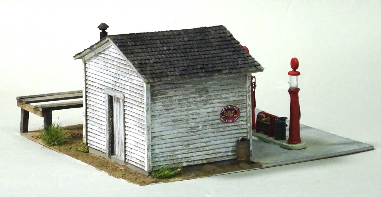 Model Railroad Minutiae: Gas station model