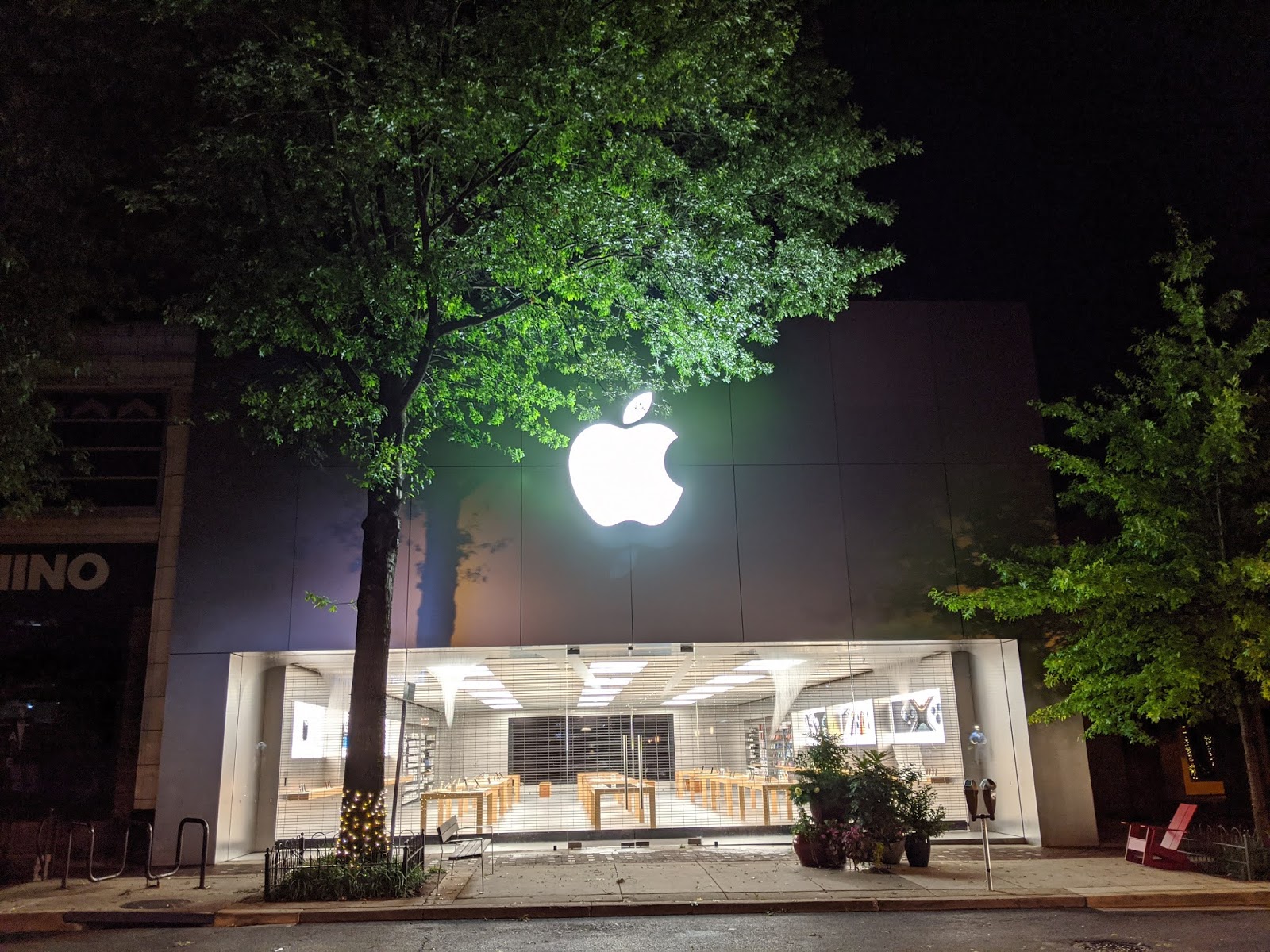 Robert Dyer @ Bethesda Row: Apple Store reopens at Bethesda Row