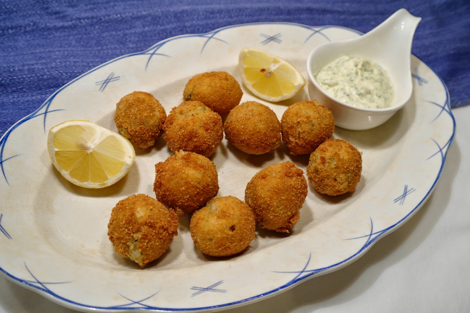MÅRTENSSONS KÖK: Laxkroketter, räkcocktail och vitt vin.