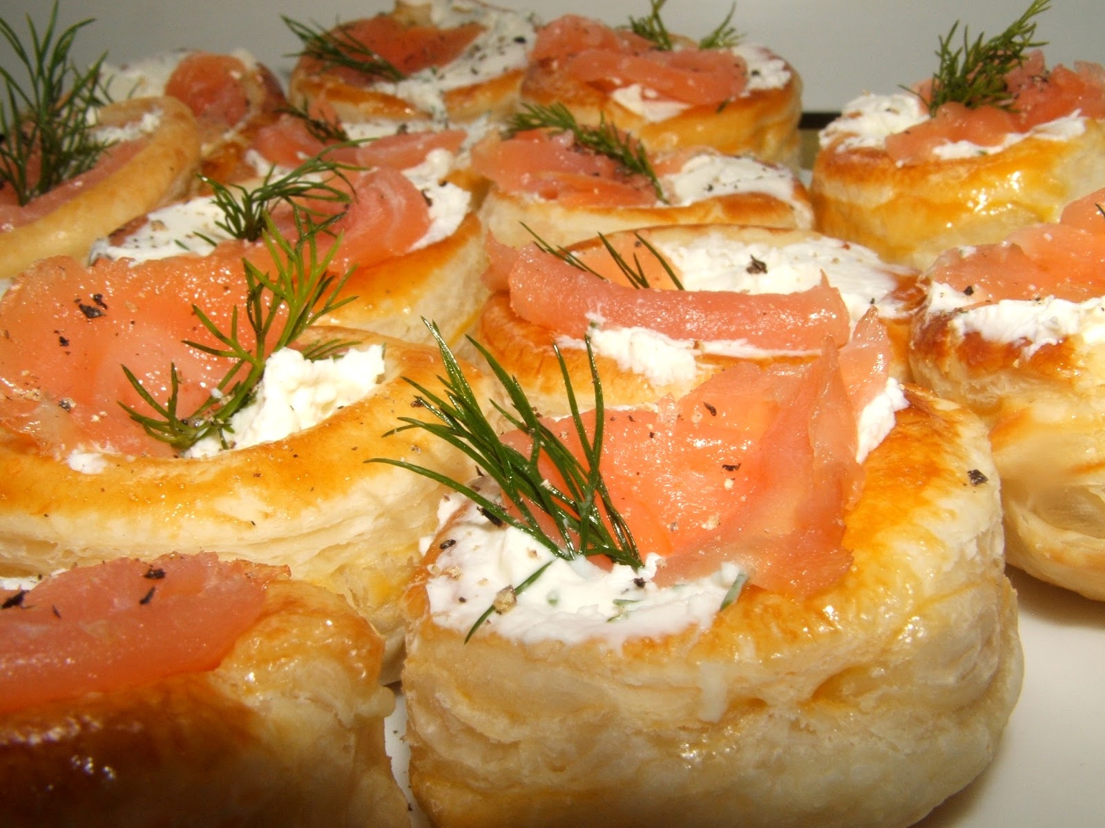 Delicious Journey: Mini vol au vent z serkiem i łososiem