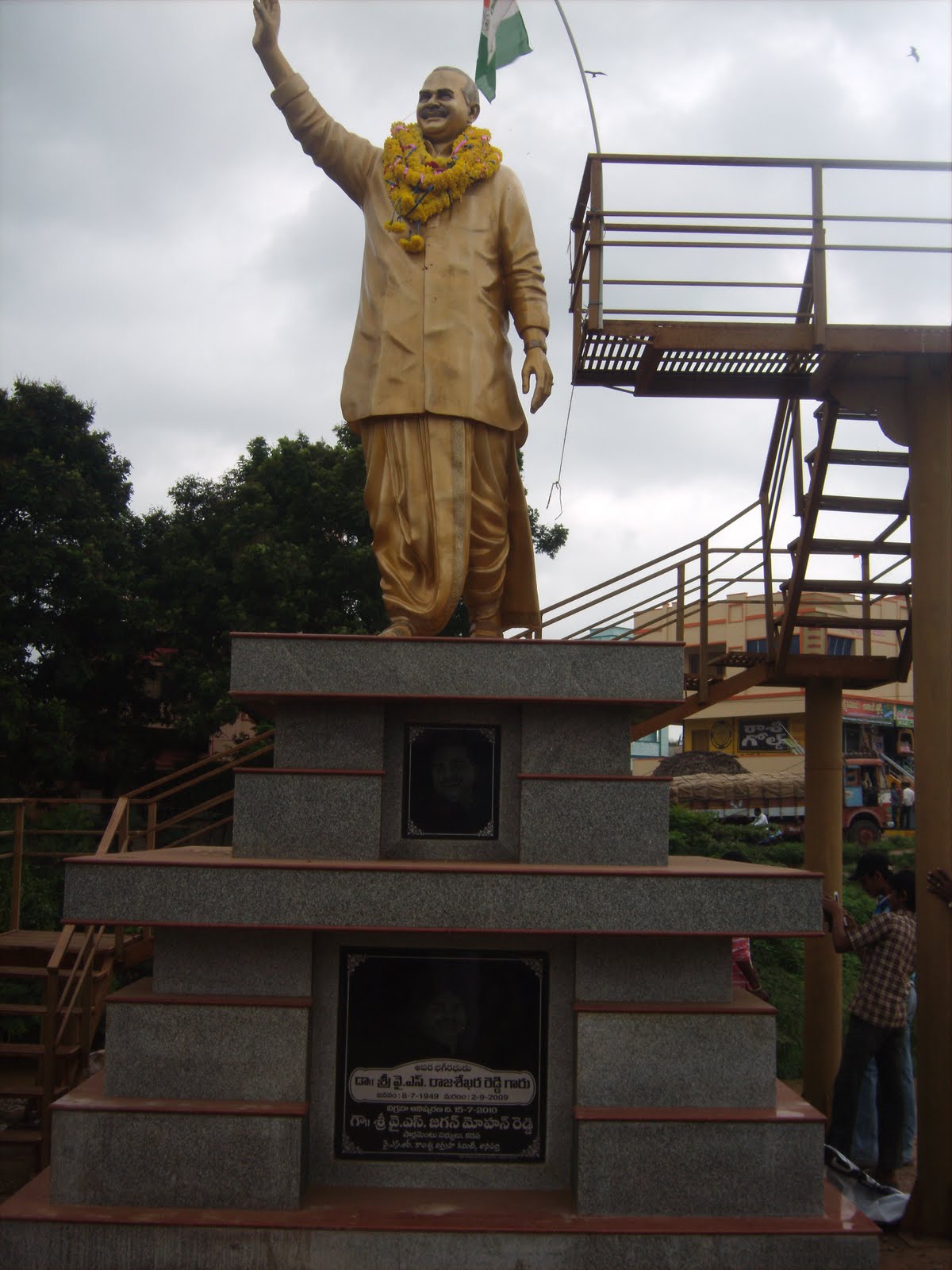 Bonthu Nagi Reddy's Blog: Bonthu Nagi Reddy Felicating Anna YSR Statue ...