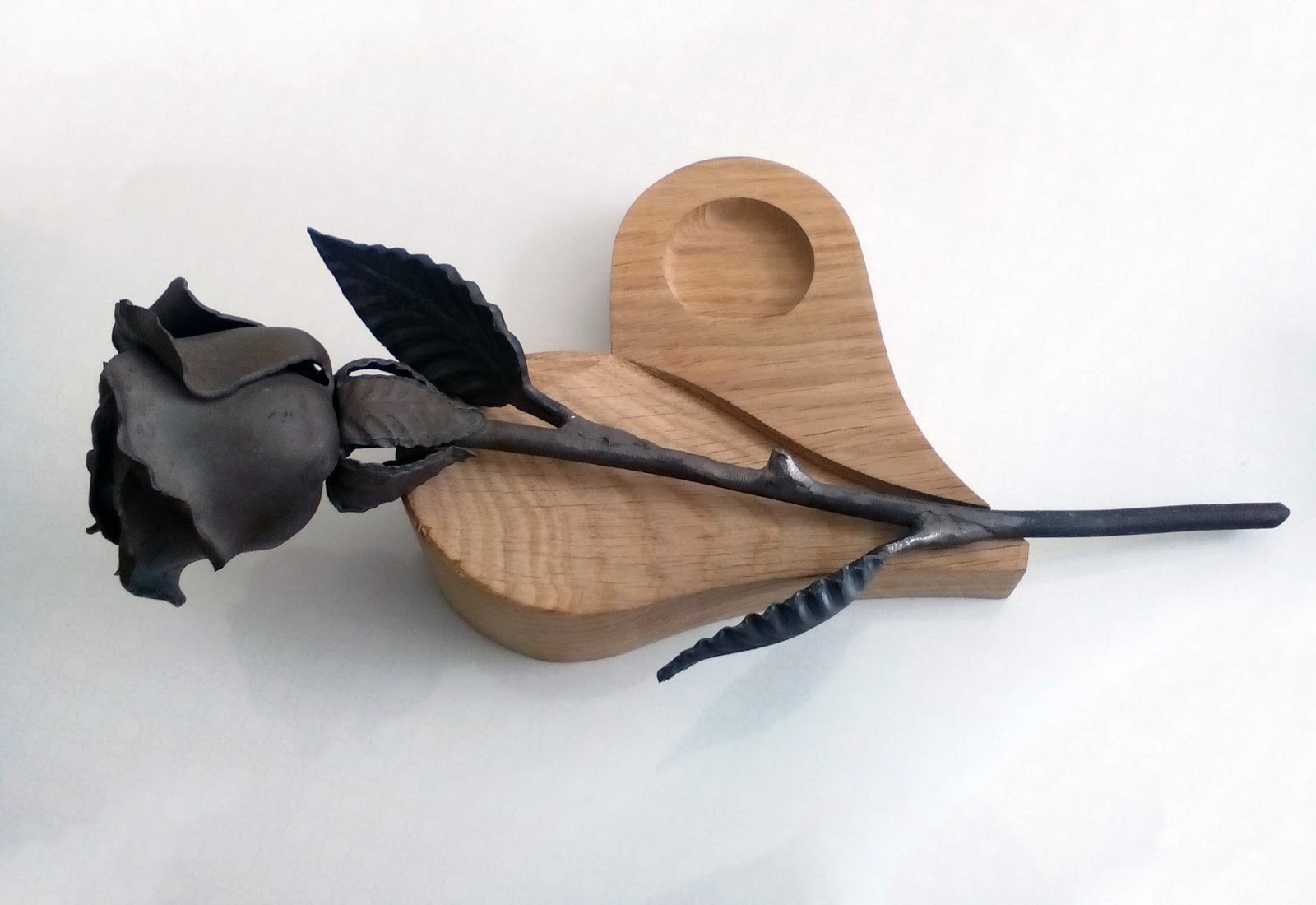 MetalArt : A wooden stand for our steel roses - how we made it