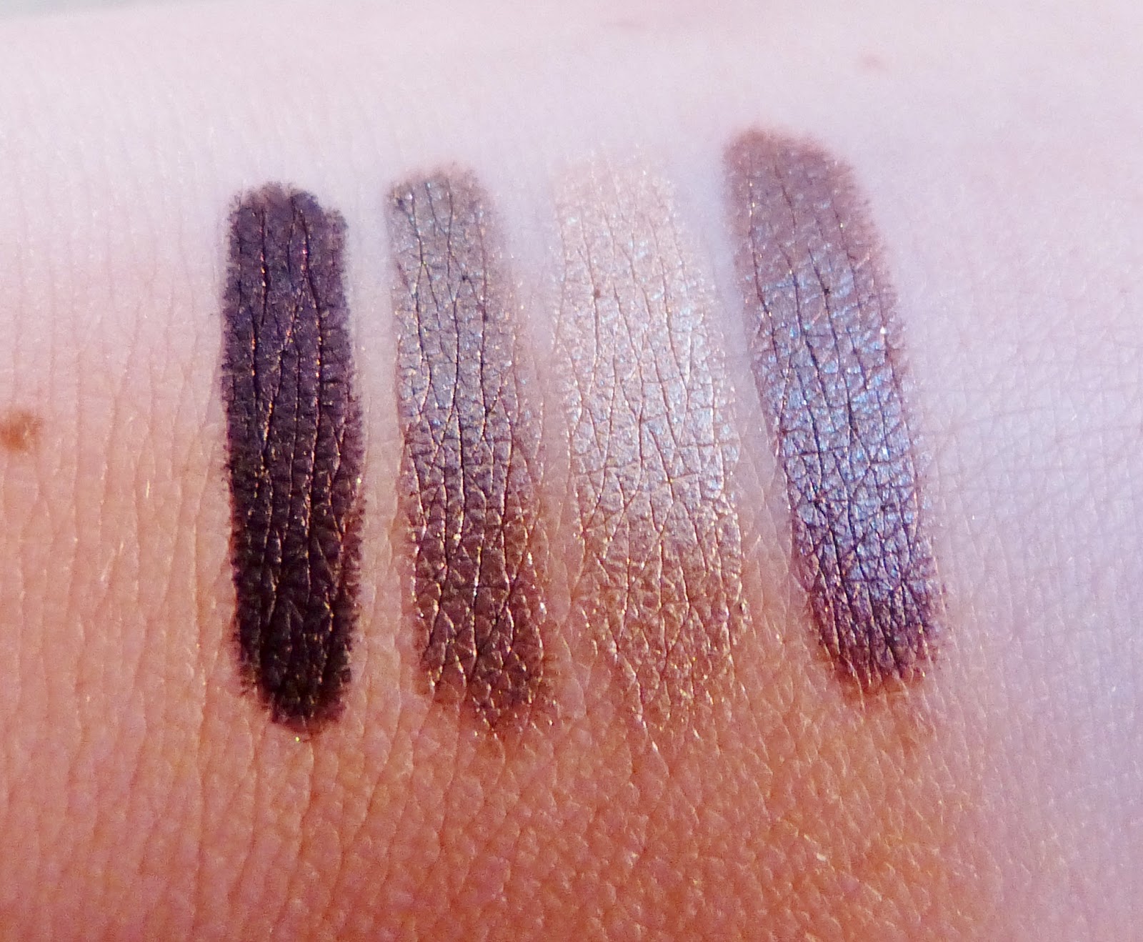 Monroe Hips, Poisoned Lips: Review: Avon Extra Lasting Eyeshadow Pencils