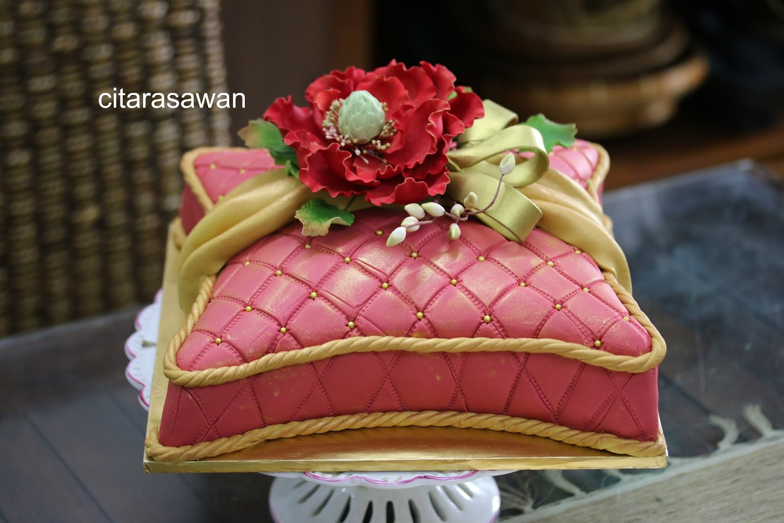 Fondant Pillow Cake - Klasik Merah Emas - Husna ~ Must Read!