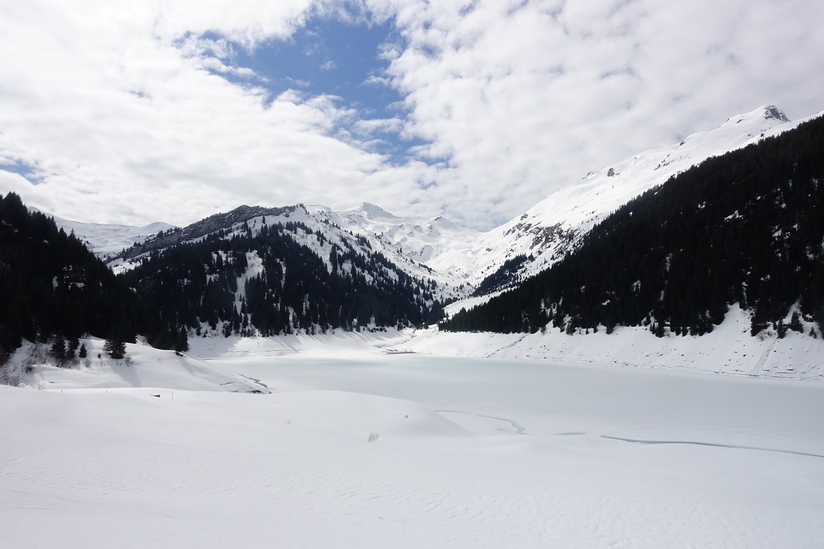 Sur les chemins d'une Terre ronde: Le lac des Fées