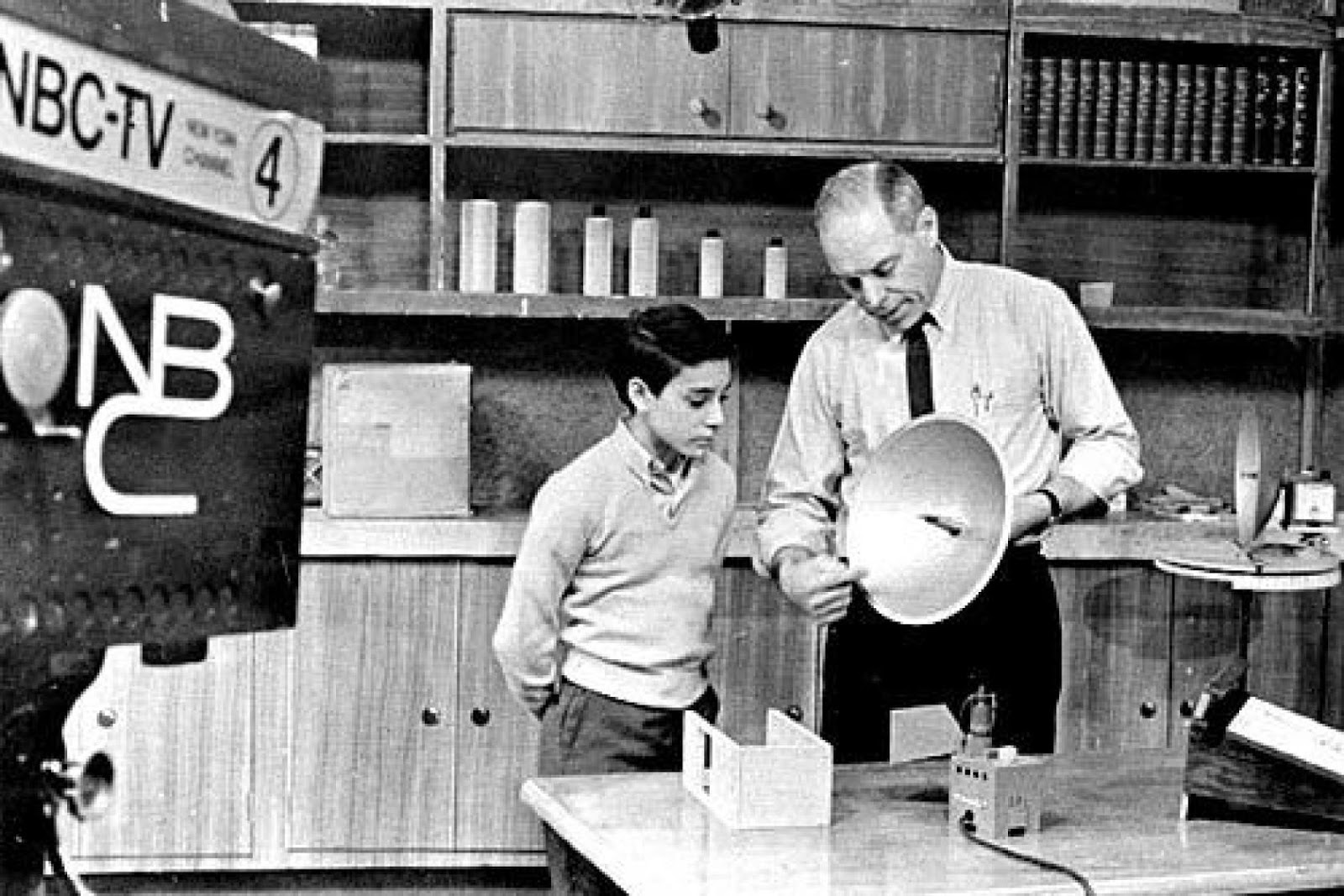 SATURDAY MORNINGS FOREVER: WATCH MR. WIZARD / MR. WIZARD