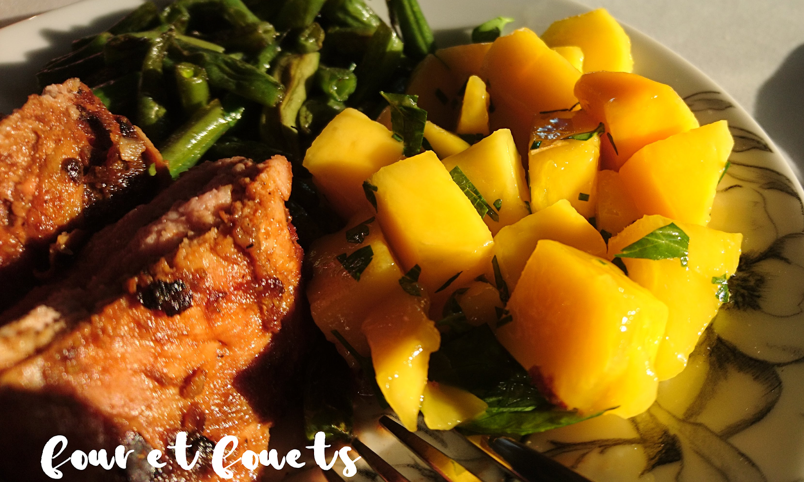 Four et Fouets pour Sara: Porc sucré-Épice avec salsa de mangue