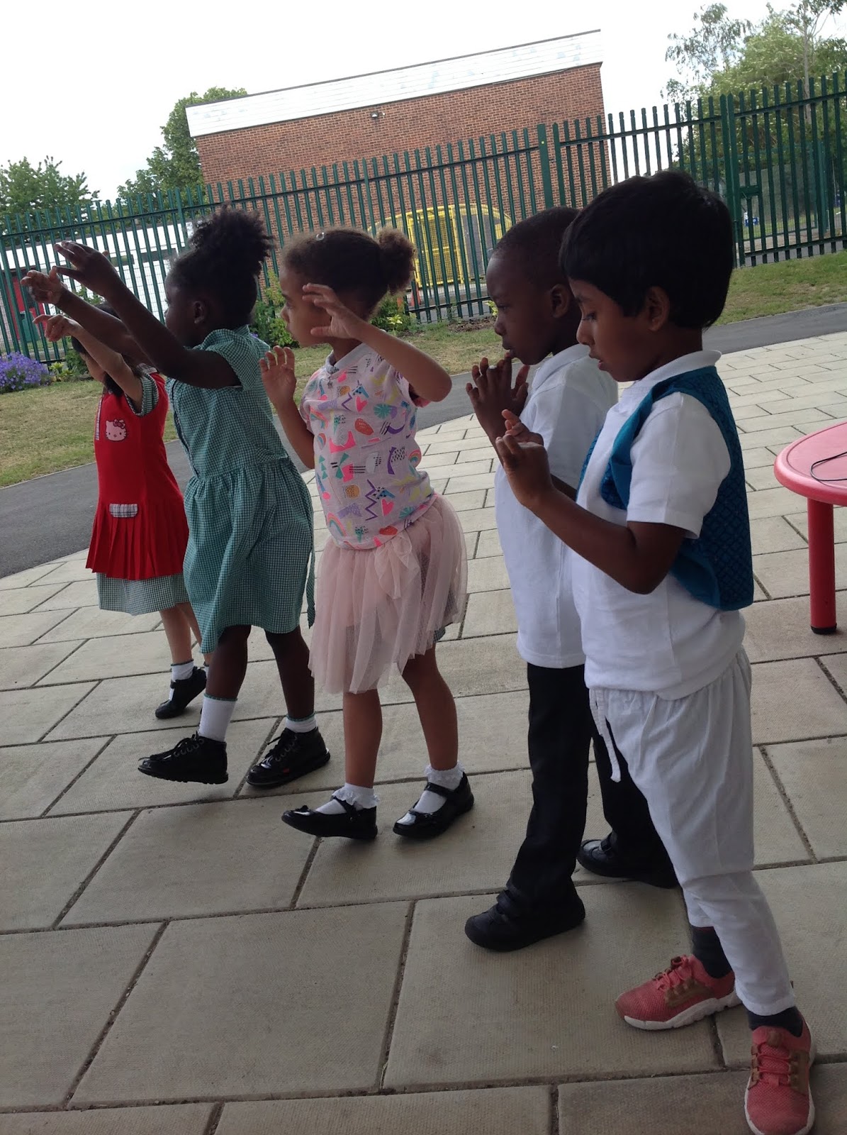 Suttons Primary School: Yellow class - Bollywood dancing!