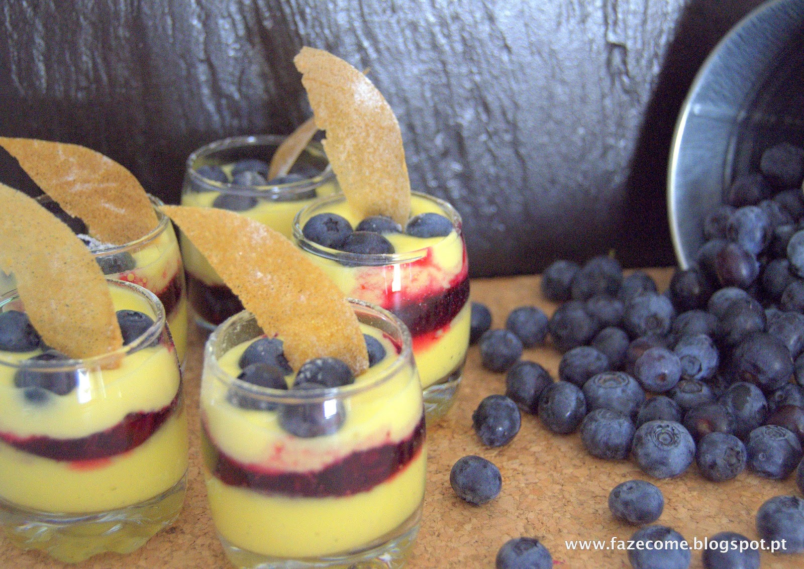 FAZeCOME: Copinhos de creme russo com gelatina de mirtilos