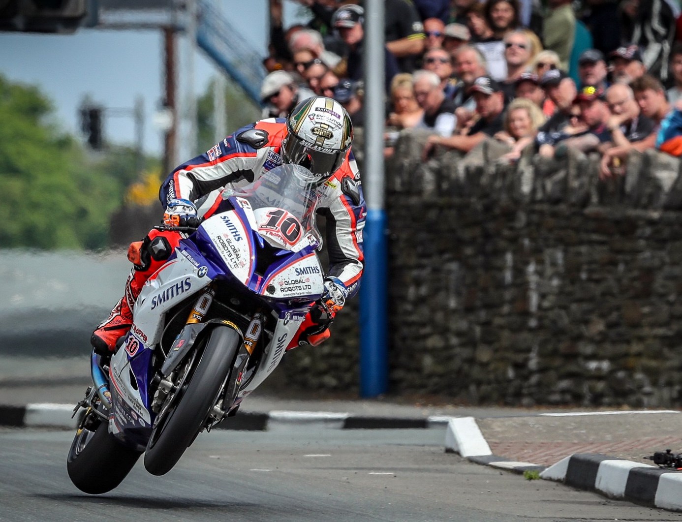 POPPA WHEELIE: Peter Hickman stuns IOM with a Lap Record of 135.435 mph