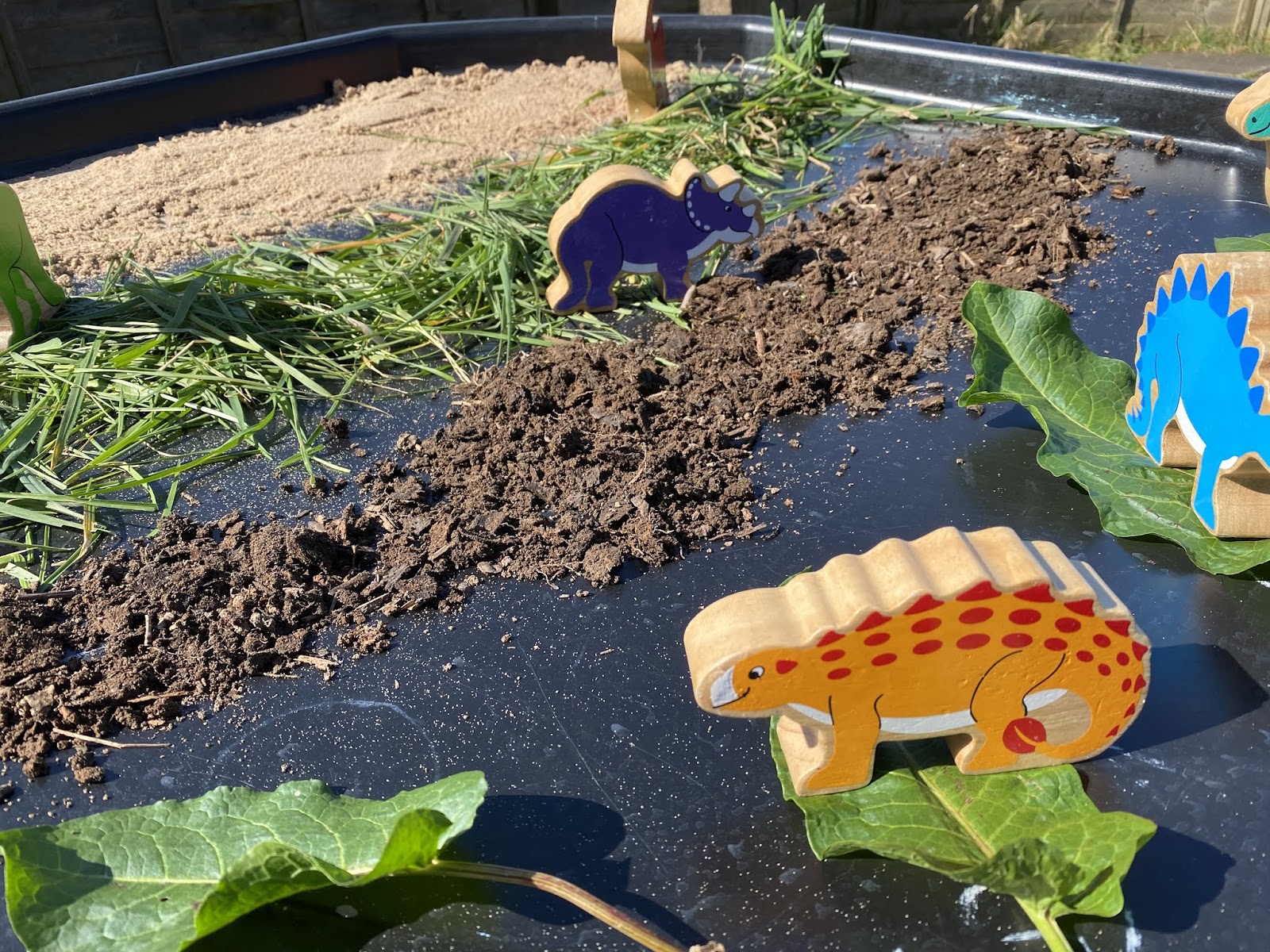 Uncoventional Kira: TUFF TRAY IDEAS | DINOSAUR WORLD