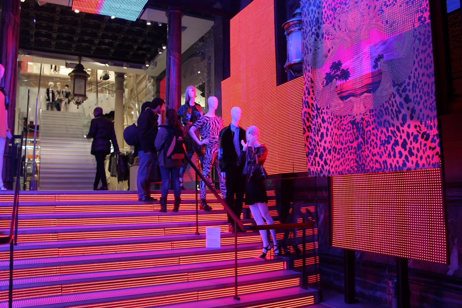 Rosa Creativa Blog: Window Display of the Day: Versace for H&M