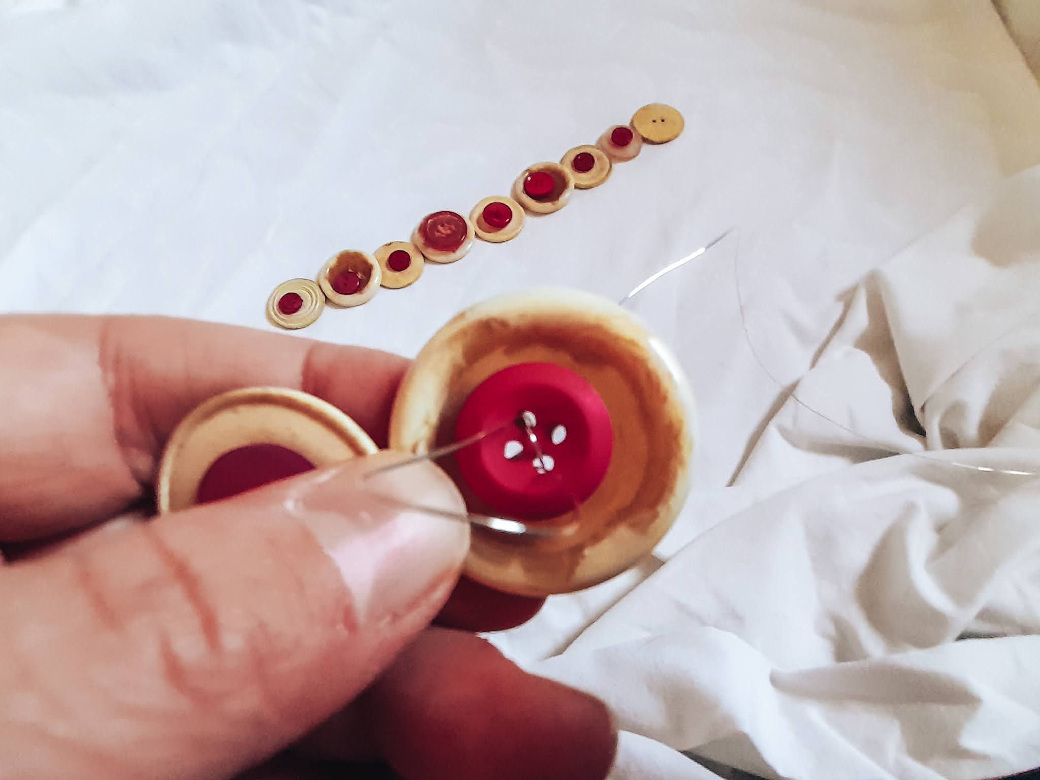 Craft: How to make cute handmade button hearts [Anna's Craft Journal ]