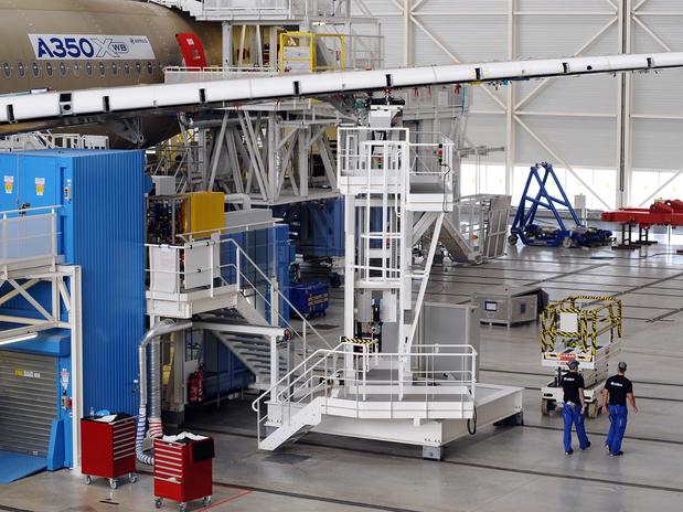 A350 XWB News: Wings installed in the A350 XWB Static Test Specimen in ...