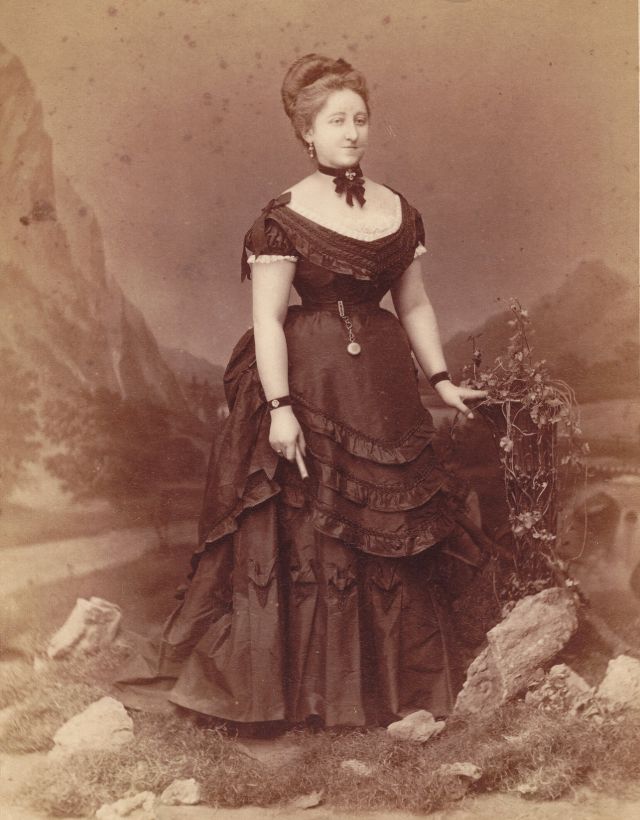 45 Amazing Photos Capture Victorian People Posing With Painted ...