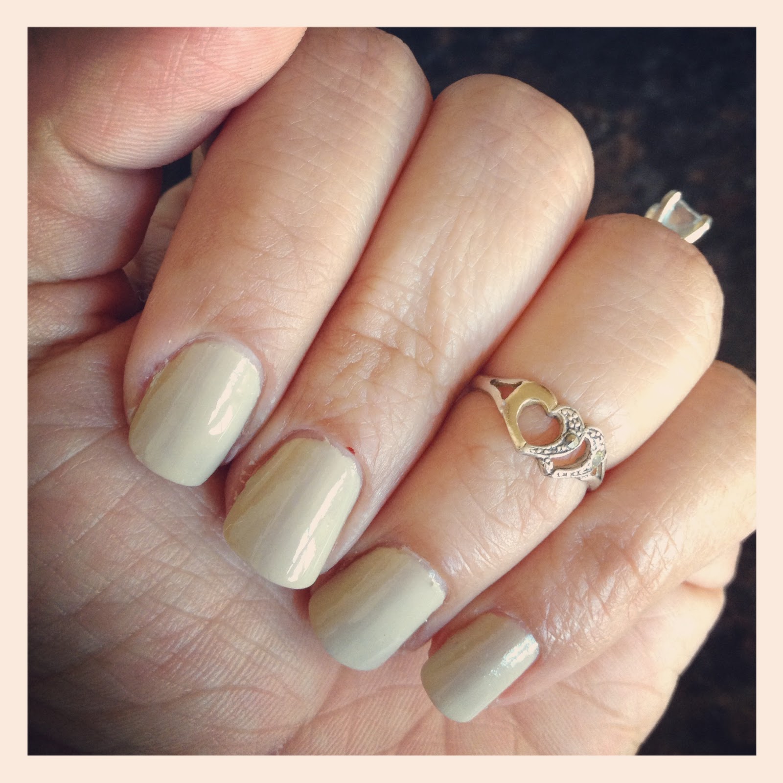 LENEMEIDA : UNHA DO DIA: (Bege) + (Glitter)