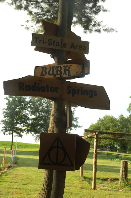 shorties funny farm: ::magical road signs::