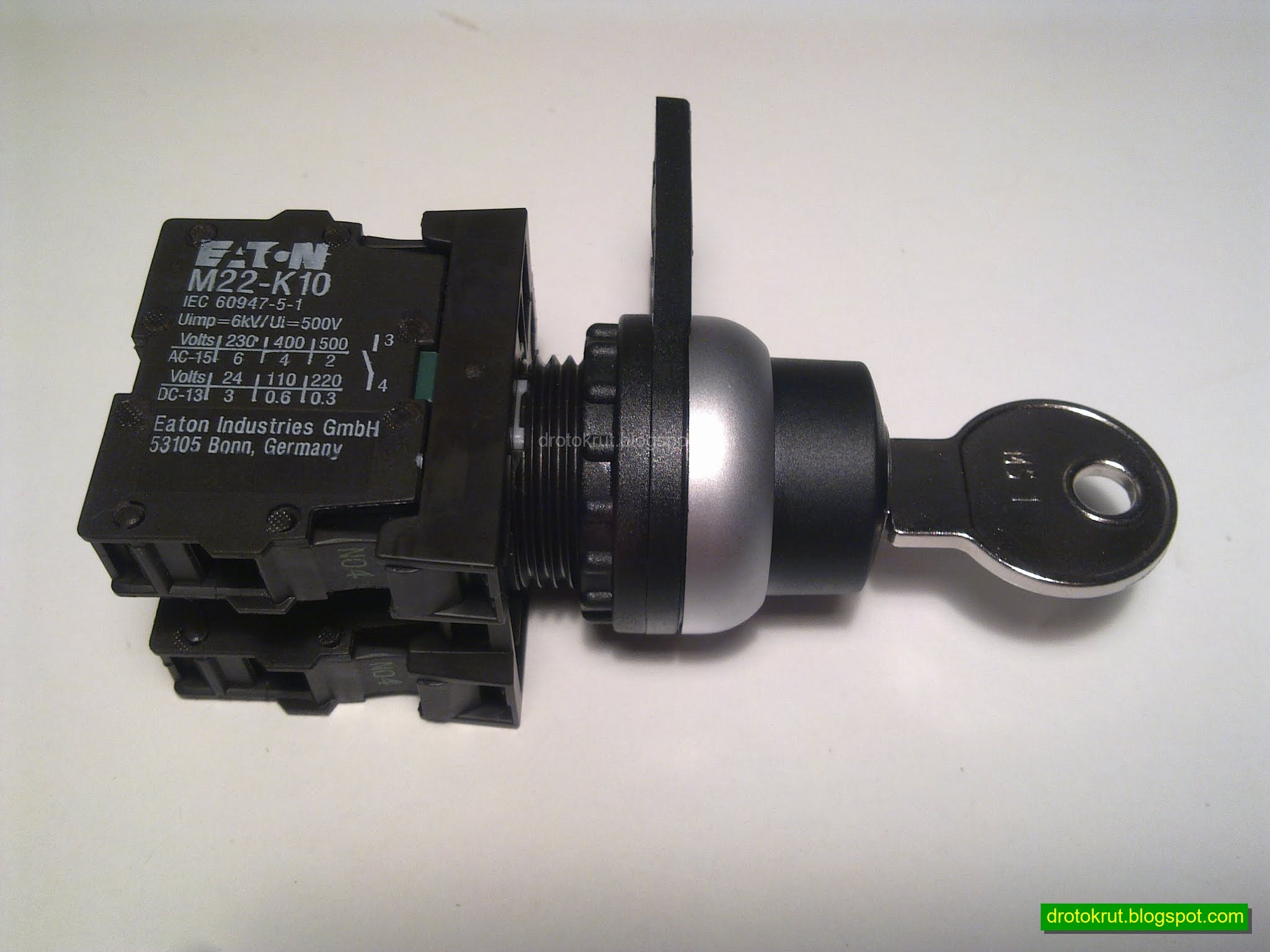 Трехпозиционная головка переключателя с фиксацией и ключом Eaton M22-WRS3 серии Moeller RMQ-Titan