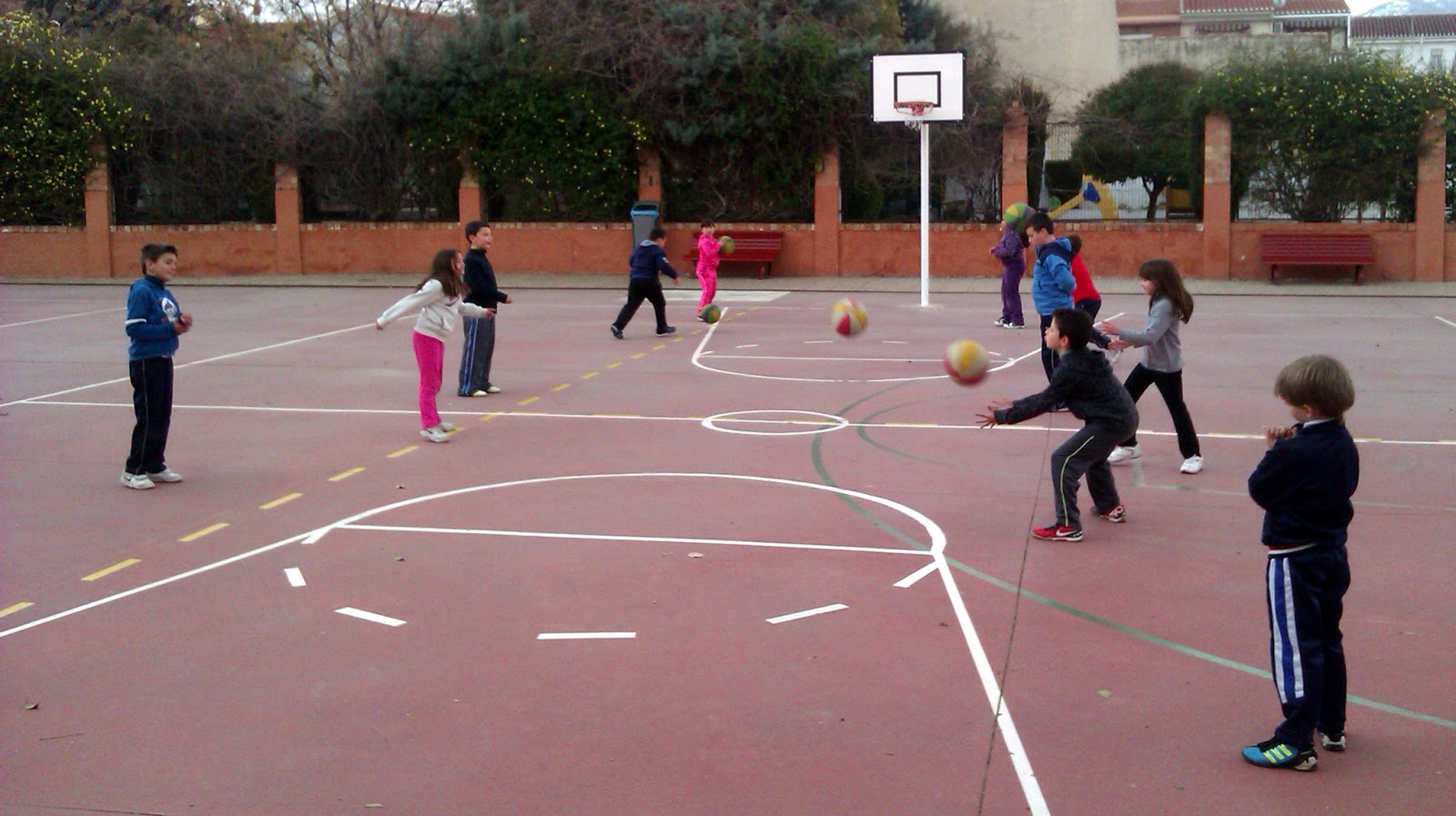 Actividades Extraescolares y Ludotecas de Ciempies: Botando la pelota.
