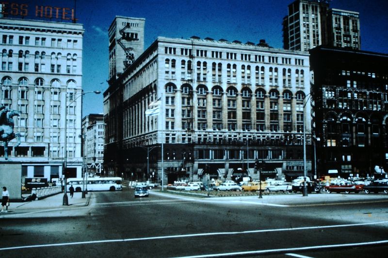 35 Amazing Photos Capture Street Scenes of Chicago in the 1950s ...
