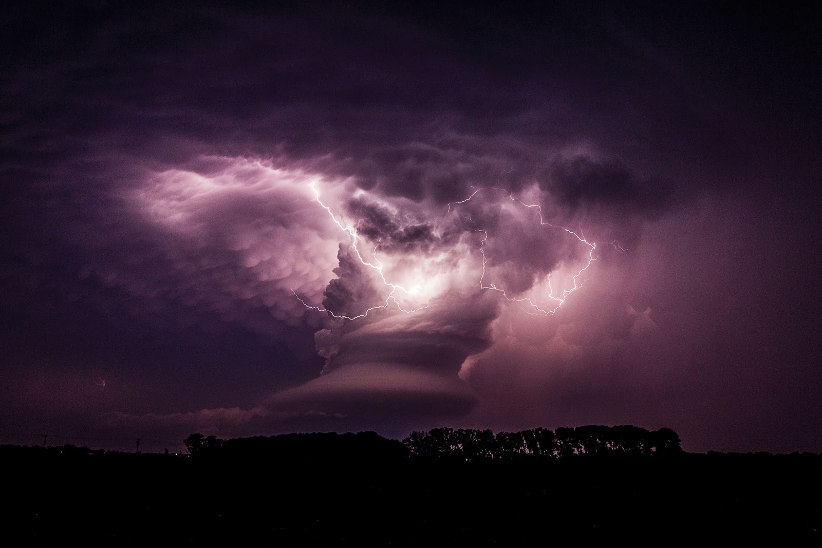 Supercell, Mammatus Clouds and Lightning over Nebraska | Earth Blog