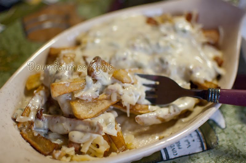 Poutine au vieux cheddar et au bacon, sauce dijonnaise | Doumdoum se régale