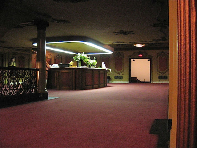 Los Angeles Theatres: Los Angeles Theatre: main floor inner lobby