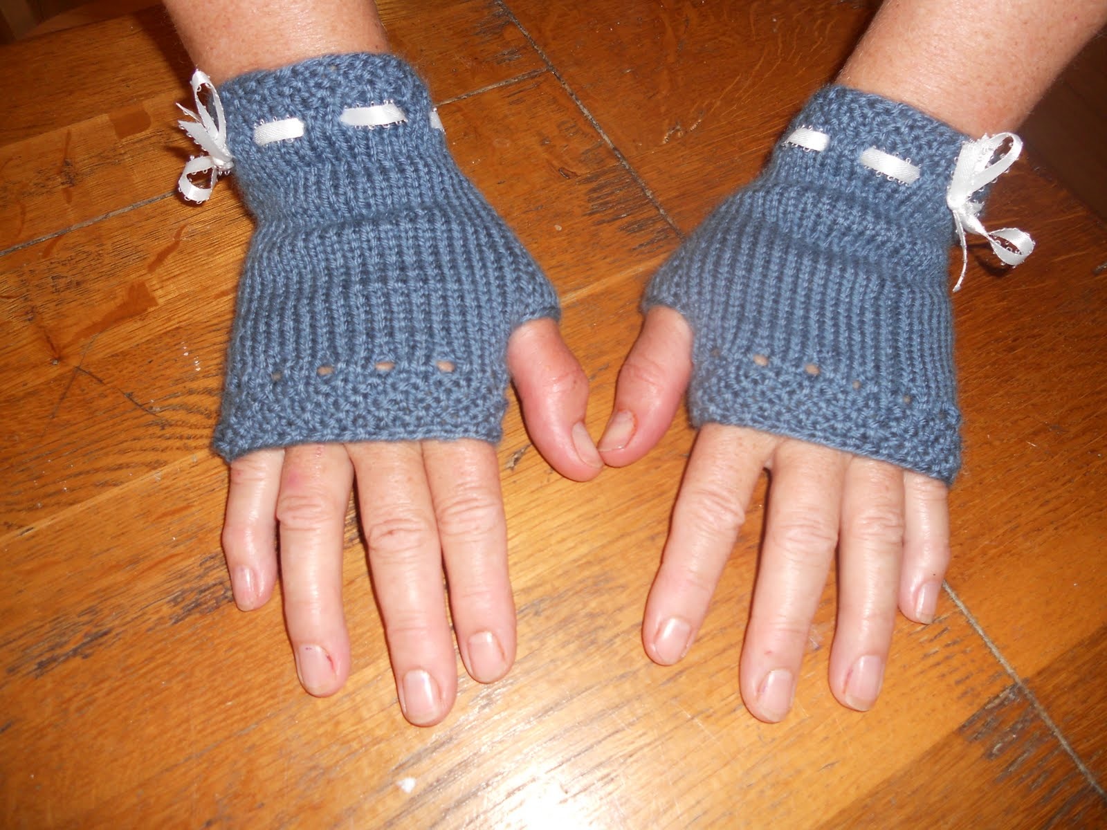Nantucket.Knitter: Eyelet Fingerless Mitts