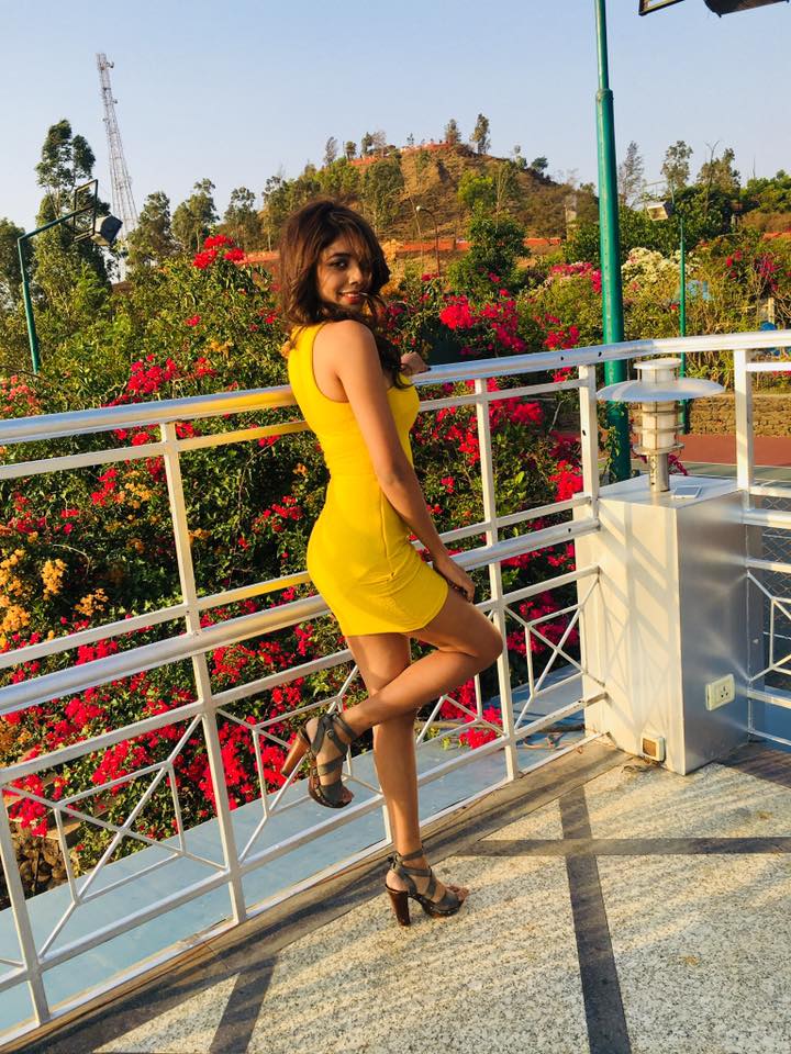 Bollywood Jalwa: Bollywood Hot & Sexy Actress Model Zainab Hashmi ...