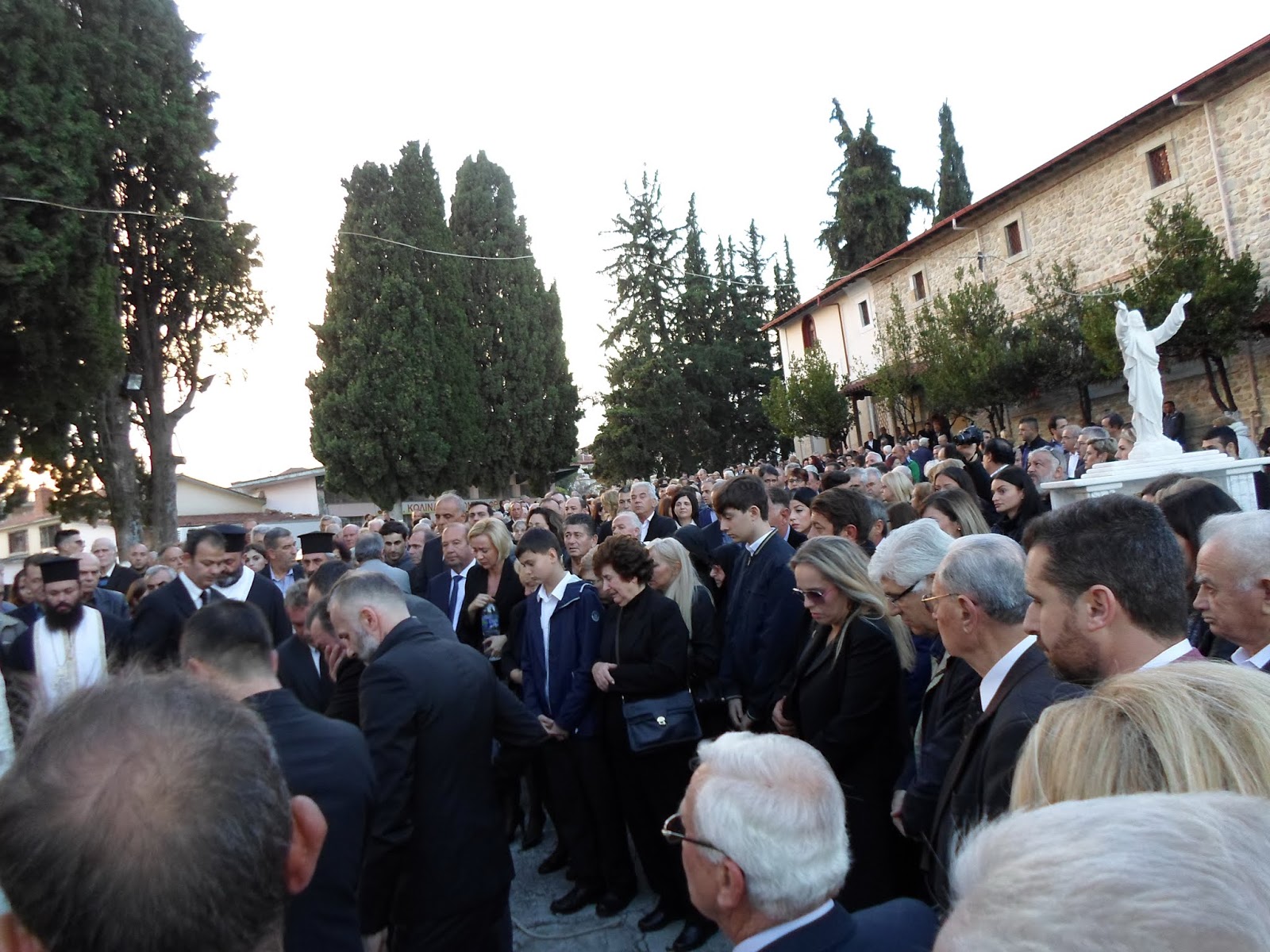 ΛΕΥΤΕΡΙΑ: ΚΟΛΙΝΔΡΟΣ: ΠΛΗΘΟΣ ΚΟΣΜΟΥ ΣΤΗΝ ΚΗΔΕΙΑ ΤΟΥ ΒΑΓΓΕΛΗ ΠΟΛΥΖΟΥ ...