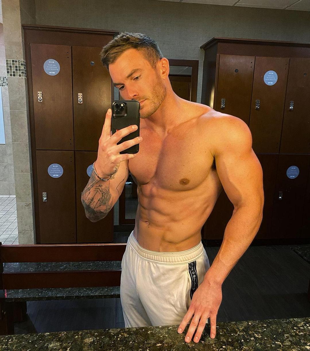 Fit Shirtless Muscular Gay Guys Vince Sant Abs Pecs Huge Arms Selfie