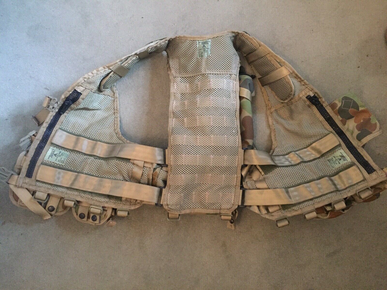 Webbingbabel: Australian Army - DPCU LAND 125 VEST MOLLE