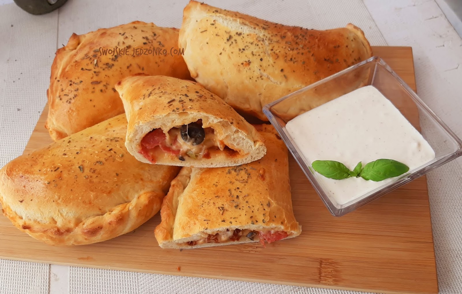 Calzone -pizzowe pierogi.pizza inaczej - Swojskie jedzonko