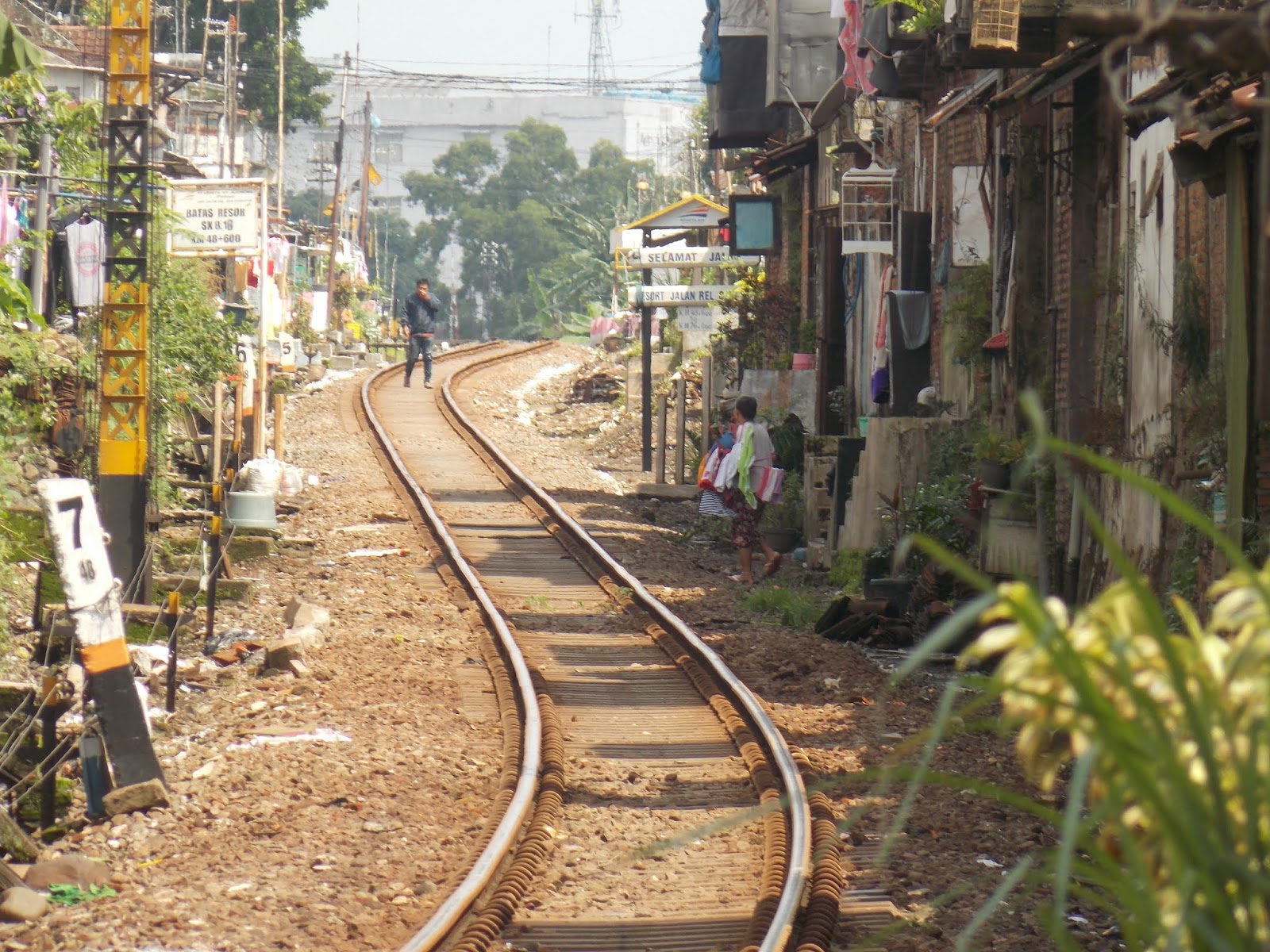 Kereta Api Indonesia: Mengapa KA di Sulawesi Menggunakan Lebar Rel ...