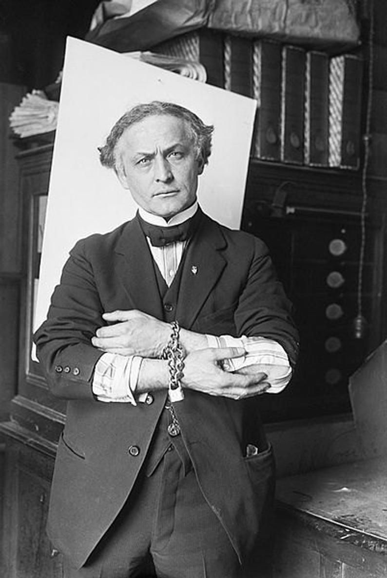 20 Amazing Photographs of Harry Houdini, a Famous Magician and Escape ...