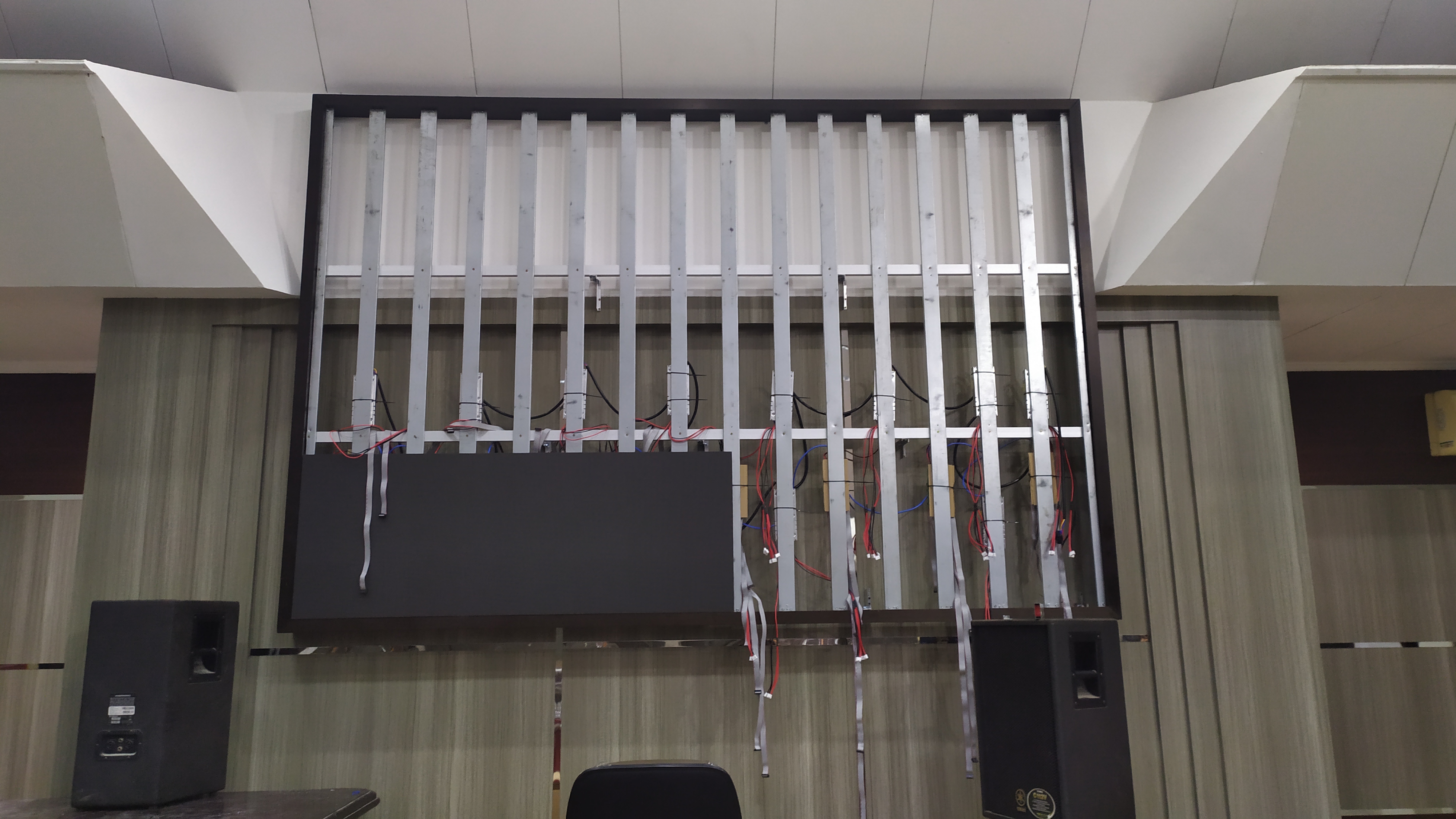 Pemasangan Videotron P3 Indoor di Disdik Provinsi Jabar - Konstruksi ...