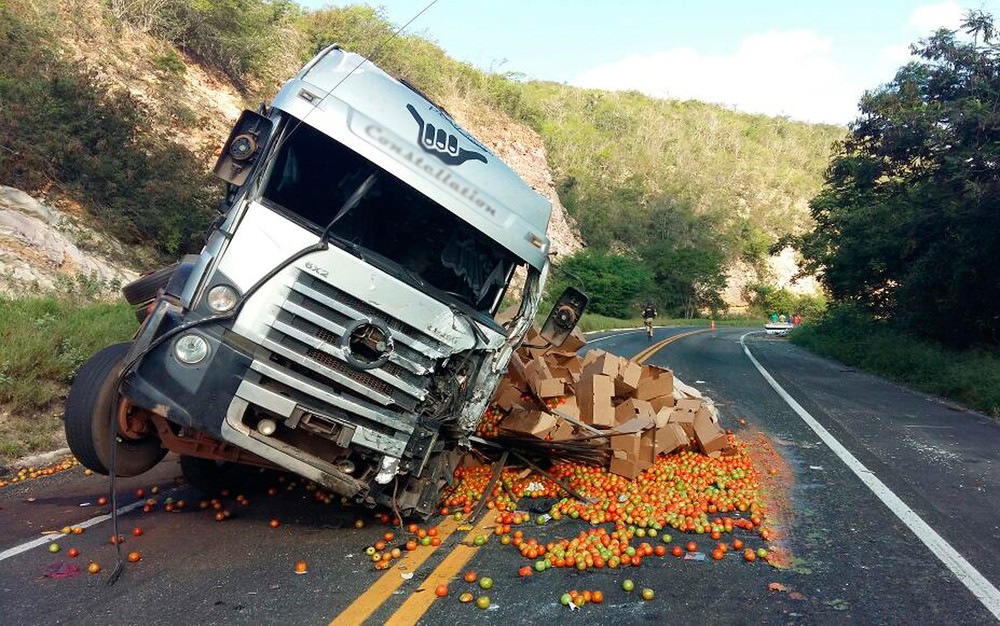 Acidente Entre Van E Carreta Deixa Quatro Mortos Na Br 242 Na Bahia