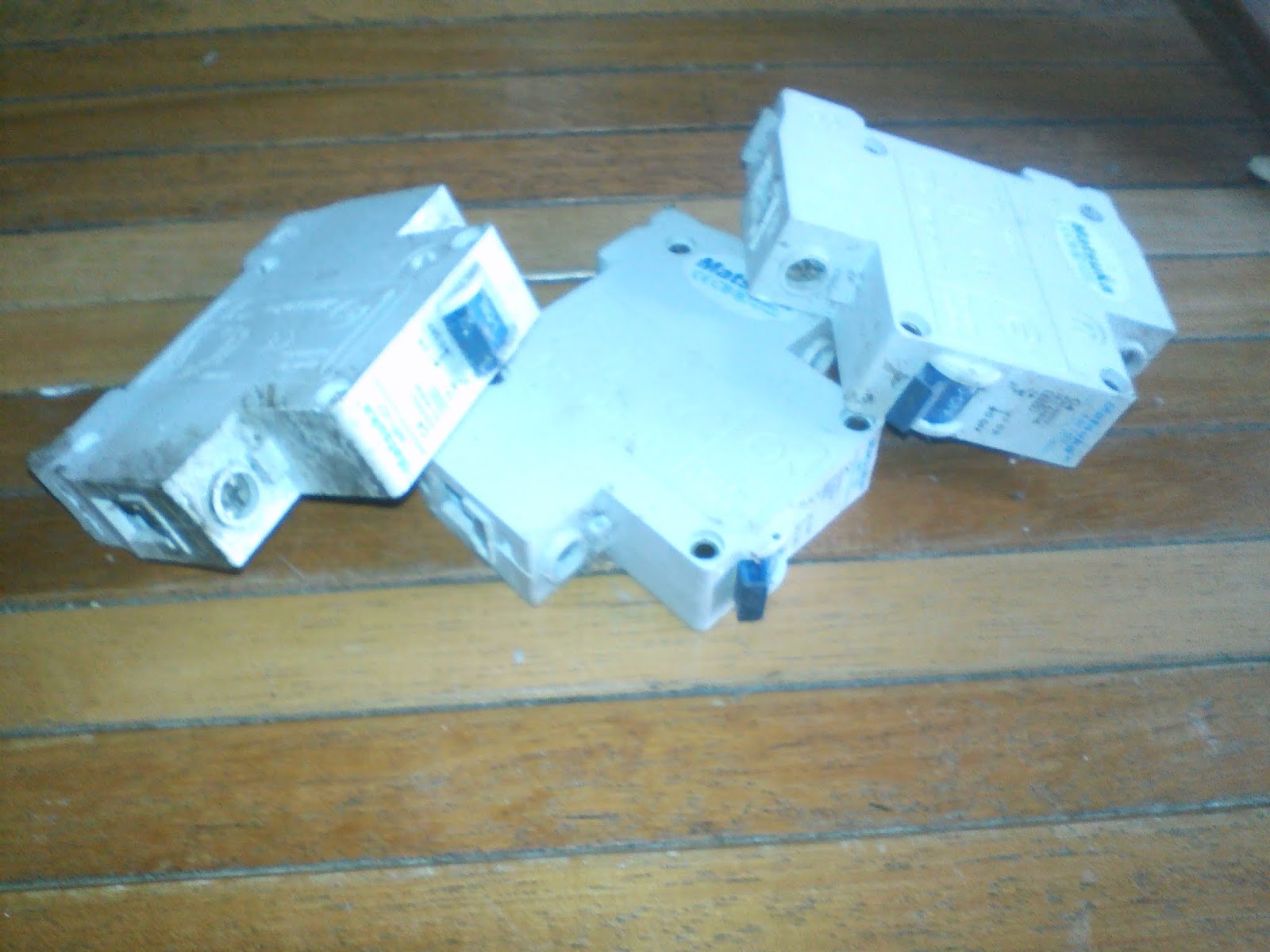 Cara mengganti box sekering lama dengan MCB