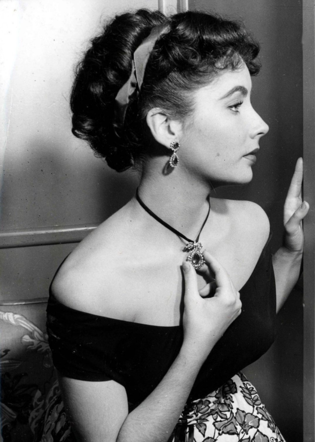 Vintage Photos Of A 16 Year Old Elizabeth Taylor During The Filming Of