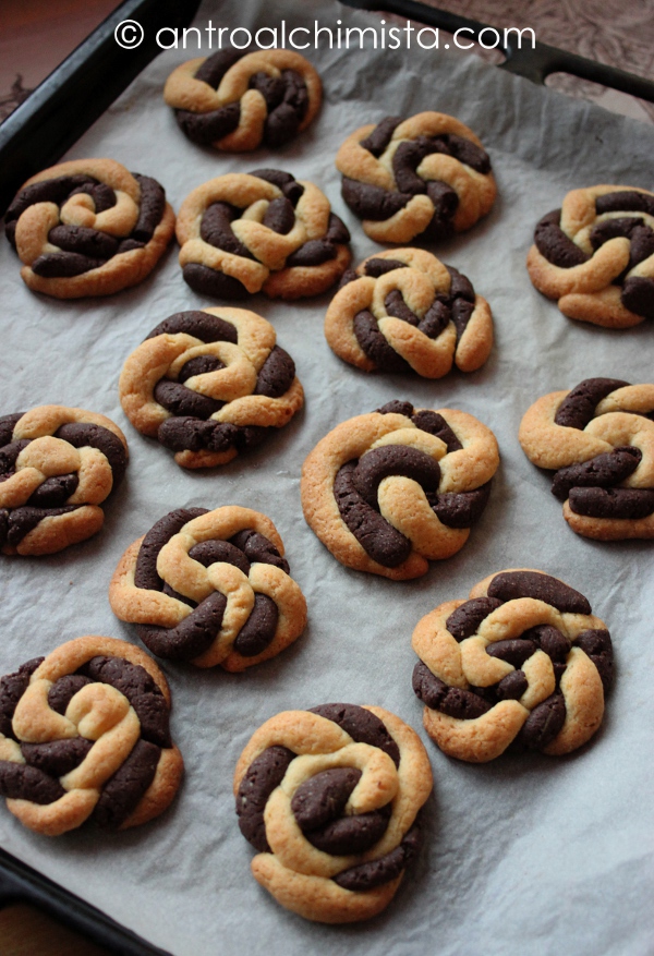 L'Antro dell'Alchimista: Abbracci Intrecciati