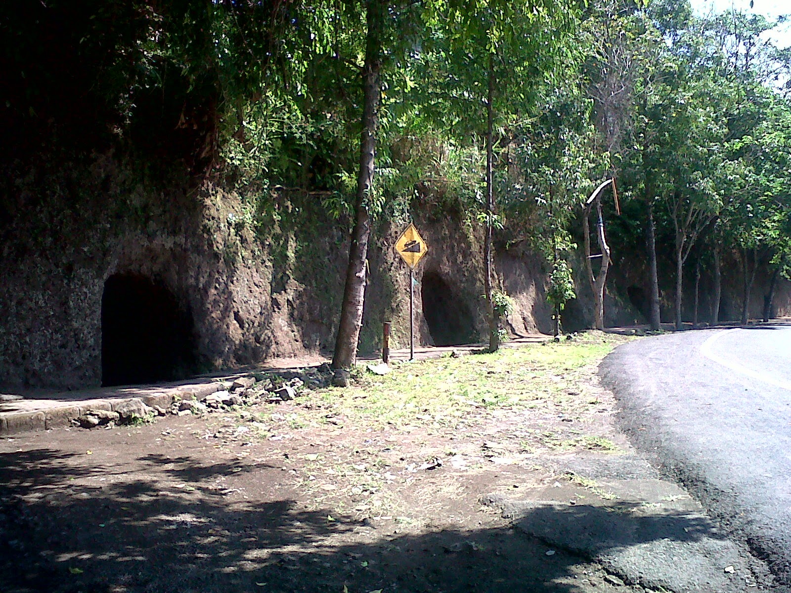 Balinese Panorama: japanese cave ( goa jepang )