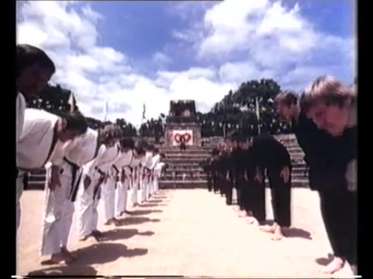 ΒΑΡΑΤΕ ΠΡΙΝ ΣΑΣ ΒΑΡΕΣΟΥΝ - KILL OR BE KILLED