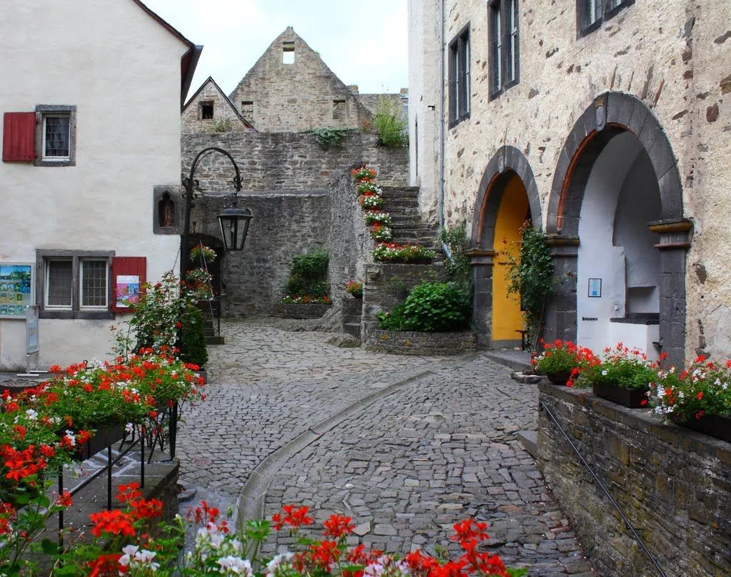 Bürresheim Castle, St. Johann, Germany (with Map & Photos)