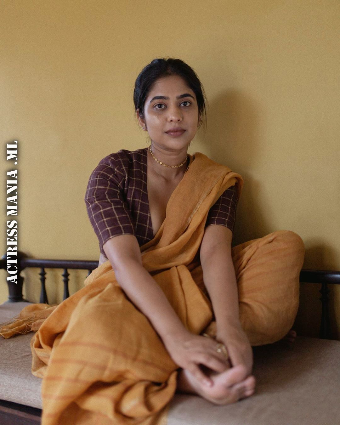 Malayalam Serial Actress Souparnika Navel And Cleavage Pics Naagr