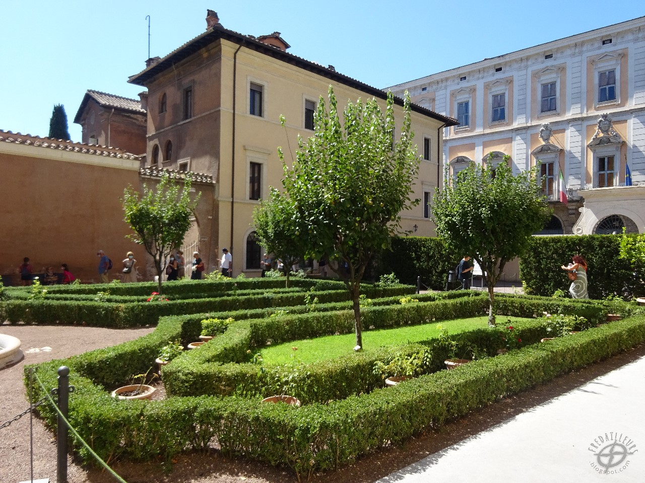 Fred ailleurs: Rome, La Farnesina : entrée et loggia de Galatée